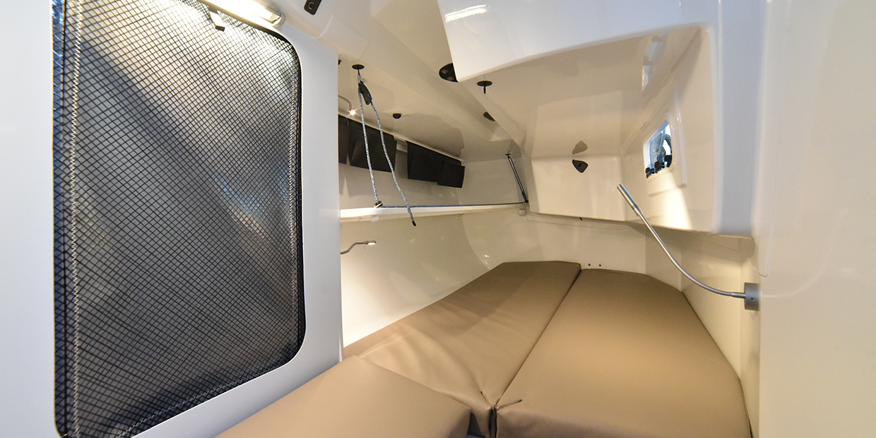 NEO 400+ FULL CARBON OFFSHORE FAST LIGHT CRUISER RACER